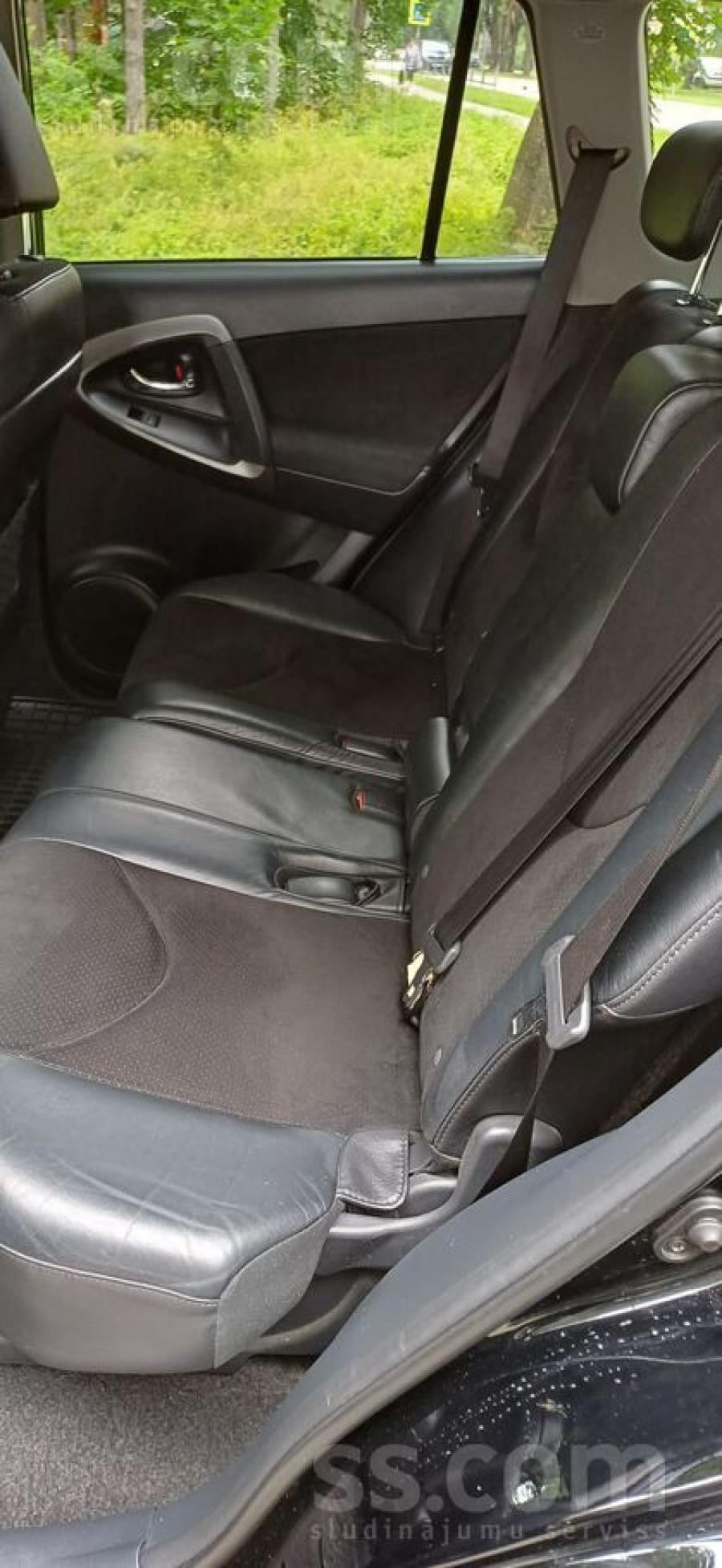 Black Toyota RAV4 2012 in Jurmala, with an engine capacity of 2.20 L and mileage of 187 thousand km for 10500 €, photo 8 on AUTOMOTO.COM.LV