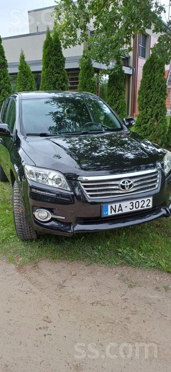 Black Toyota RAV4 2012 in Jurmala, with an engine capacity of 2.20 L and mileage of 187 thousand km for 10500 €, photo 1 on AUTOMOTO.COM.LV