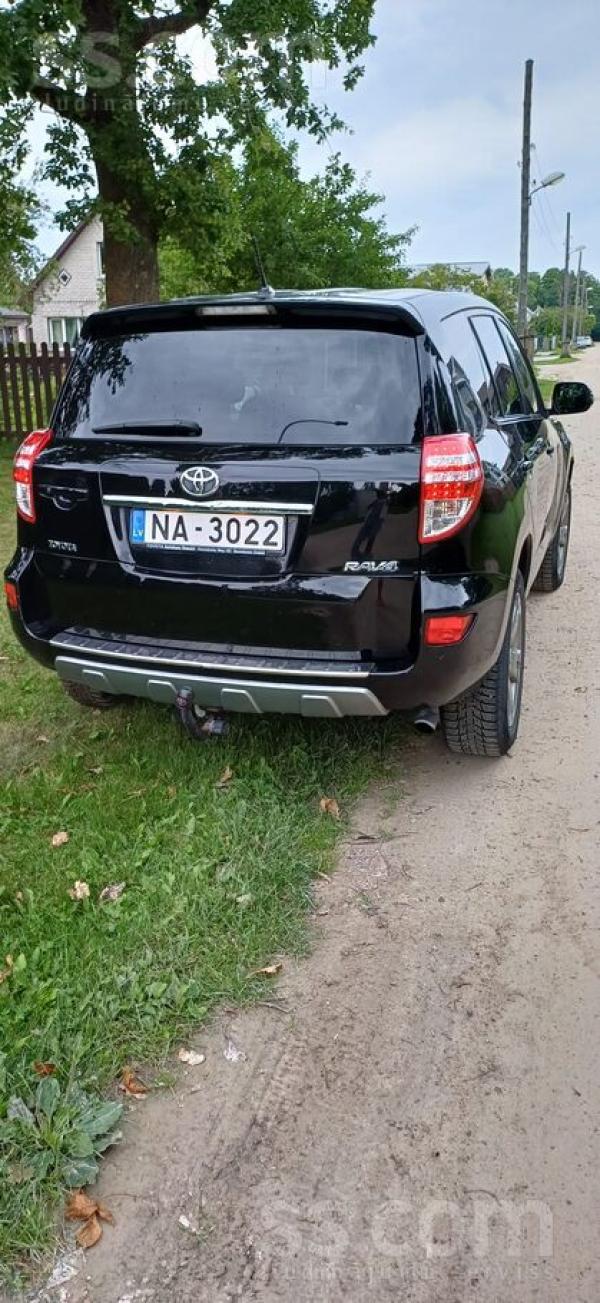 Black Toyota RAV4 2012 in Jurmala, with an engine capacity of 2.20 L and mileage of 187 thousand km for 10500 €, photo 2 on AUTOMOTO.COM.LV