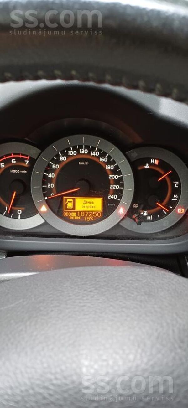 Black Toyota RAV4 2012 in Jurmala, with an engine capacity of 2.20 L and mileage of 187 thousand km for 10500 €, photo 4 on AUTOMOTO.COM.LV