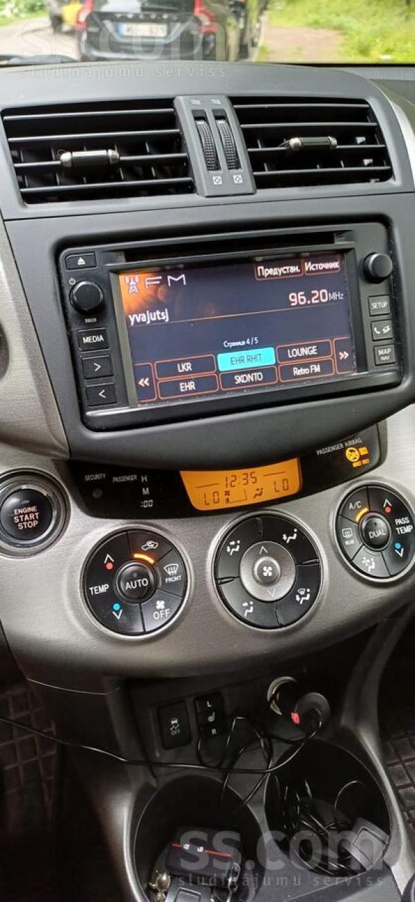 Black Toyota RAV4 2012 in Jurmala, with an engine capacity of 2.20 L and mileage of 187 thousand km for 10500 €, photo 5 on AUTOMOTO.COM.LV