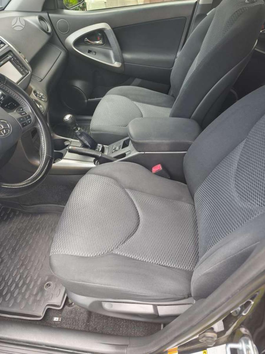 Melns Toyota RAV4 2012 Kauņa, ar dzinēja tilpumu 2.20 L un nobraukumu 260 tūkst. km par 6400 €, foto 6 vietnē AUTOMOTO.COM.LV
