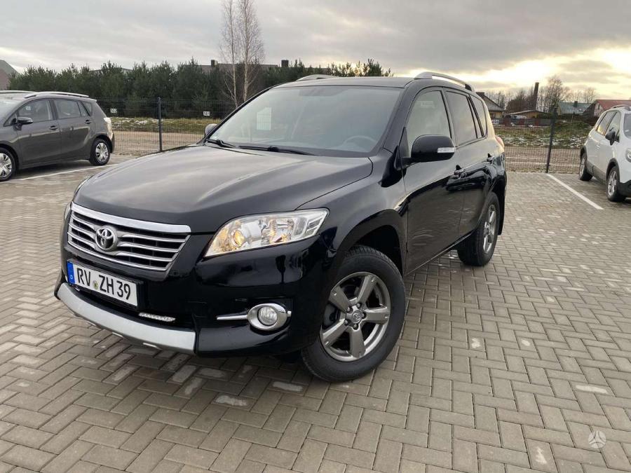 Black Toyota RAV4 2013 in Taurage, with an engine capacity of 2.23 L and mileage of 148 thousand km for 7300 €, photo 1 on AUTOMOTO.COM.LV
