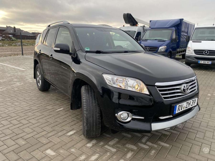 Black Toyota RAV4 2013 in Taurage, with an engine capacity of 2.23 L and mileage of 148 thousand km for 7300 €, photo 2 on AUTOMOTO.COM.LV