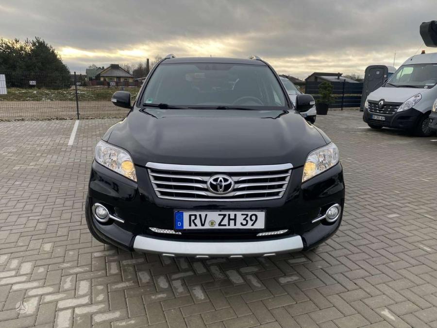 Black Toyota RAV4 2013 in Taurage, with an engine capacity of 2.23 L and mileage of 148 thousand km for 7300 €, photo 3 on AUTOMOTO.COM.LV