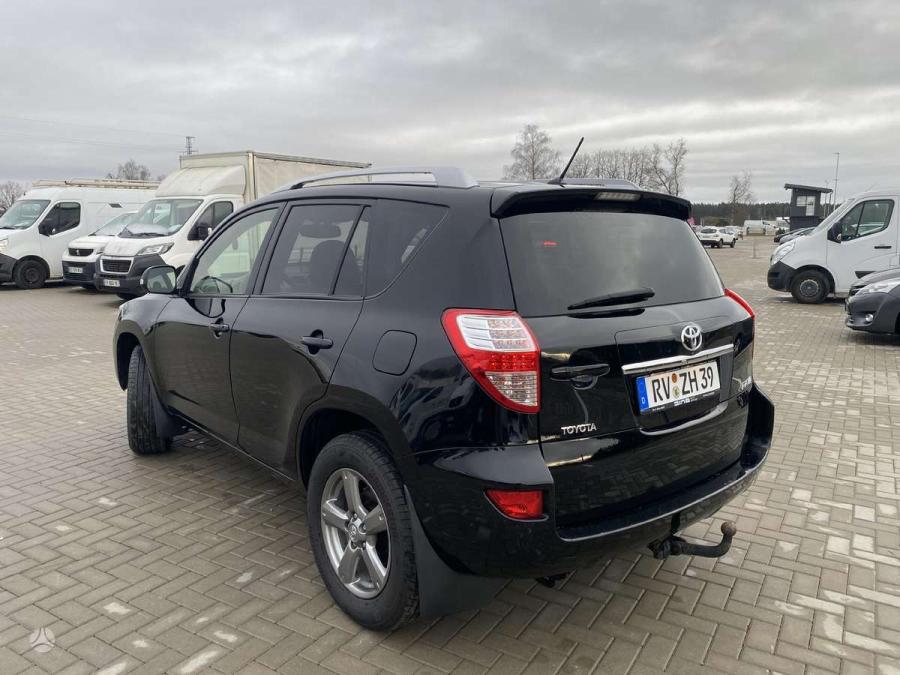 Black Toyota RAV4 2013 in Taurage, with an engine capacity of 2.23 L and mileage of 148 thousand km for 7300 €, photo 4 on AUTOMOTO.COM.LV
