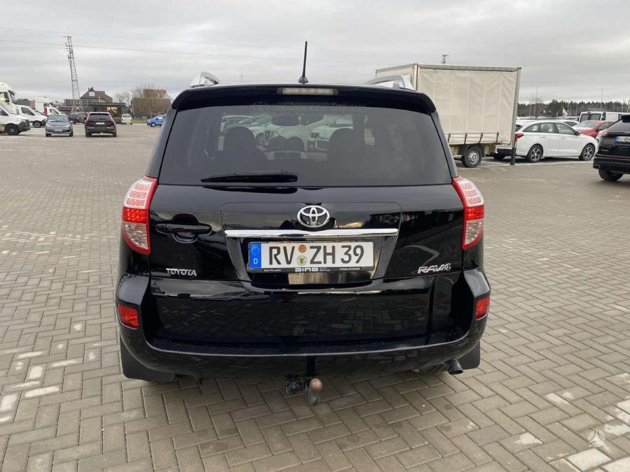 Black Toyota RAV4 2013 in Taurage, with an engine capacity of 2.23 L and mileage of 148 thousand km for 7300 €, photo 5 on AUTOMOTO.COM.LV