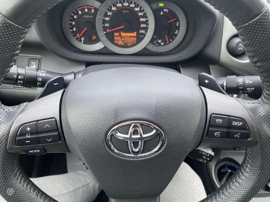 Black Toyota RAV4 2013 in Taurage, with an engine capacity of 2.23 L and mileage of 148 thousand km for 7300 €, photo 15 on AUTOMOTO.COM.LV