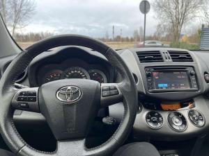 Melns Toyota RAV4 2013 Kauņa, ar dzinēja tilpumu 2.23 L un nobraukumu 262 tūkst. km par 8200 €, foto 3 vietnē AUTOMOTO.COM.LV