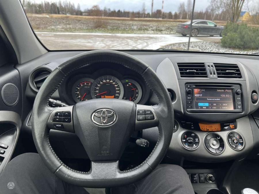 Melns Toyota RAV4 2013 Kauņa, ar dzinēja tilpumu 2.23 L un nobraukumu 262 tūkst. km par 8200 €, foto 13 vietnē AUTOMOTO.COM.LV