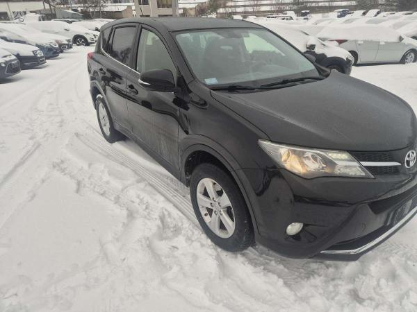 Black Toyota RAV4 2013 in Utena, with an engine capacity of 2.00 L and mileage of 198 thousand km for 9950 €, photo 2 on AUTOMOTO.COM.LV