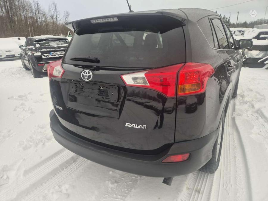 Black Toyota RAV4 2013 in Utena, with an engine capacity of 2.00 L and mileage of 198 thousand km for 9950 €, photo 5 on AUTOMOTO.COM.LV