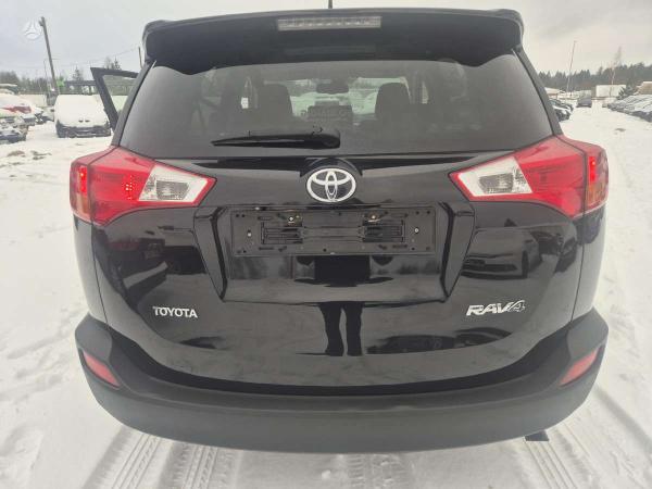 Black Toyota RAV4 2013 in Utena, with an engine capacity of 2.00 L and mileage of 198 thousand km for 9950 €, photo 6 on AUTOMOTO.COM.LV