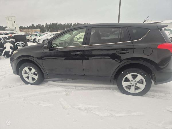 Black Toyota RAV4 2013 in Utena, with an engine capacity of 2.00 L and mileage of 198 thousand km for 9950 €, photo 8 on AUTOMOTO.COM.LV