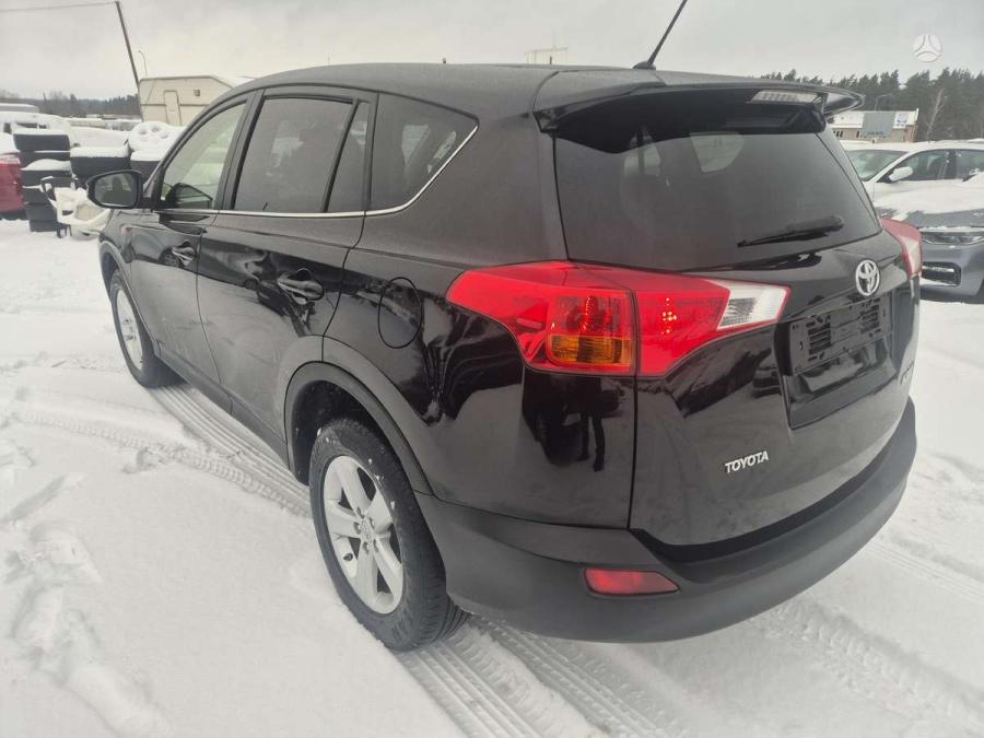 Black Toyota RAV4 2013 in Utena, with an engine capacity of 2.00 L and mileage of 198 thousand km for 9950 €, photo 11 on AUTOMOTO.COM.LV