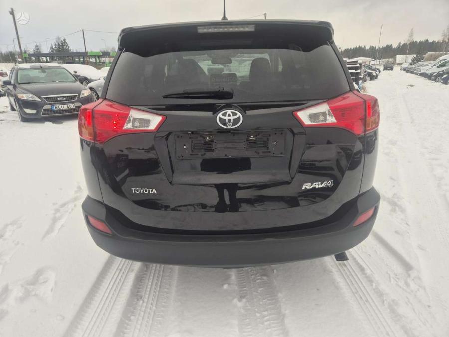 Black Toyota RAV4 2013 in Utena, with an engine capacity of 2.00 L and mileage of 198 thousand km for 9950 €, photo 12 on AUTOMOTO.COM.LV