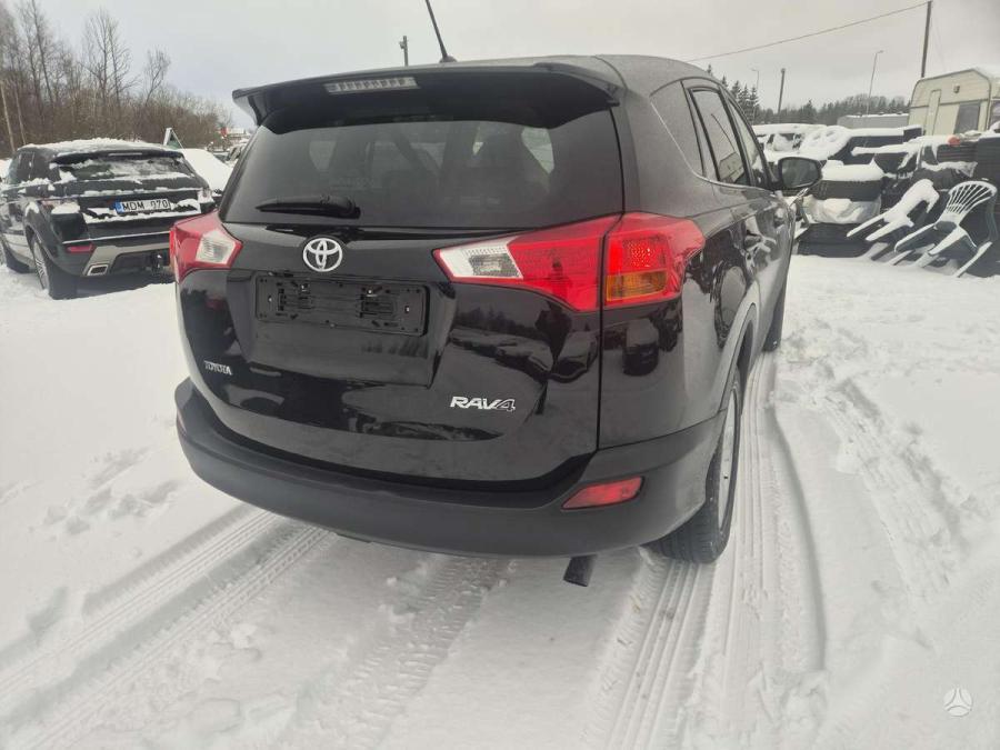 Black Toyota RAV4 2013 in Utena, with an engine capacity of 2.00 L and mileage of 198 thousand km for 9950 €, photo 13 on AUTOMOTO.COM.LV