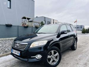 Melns Toyota RAV4 2013 Kauņa, ar dzinēja tilpumu 2.23 L un nobraukumu 262 tūkst. km par 8100 €, foto  vietnē AUTOMOTO.COM.LV