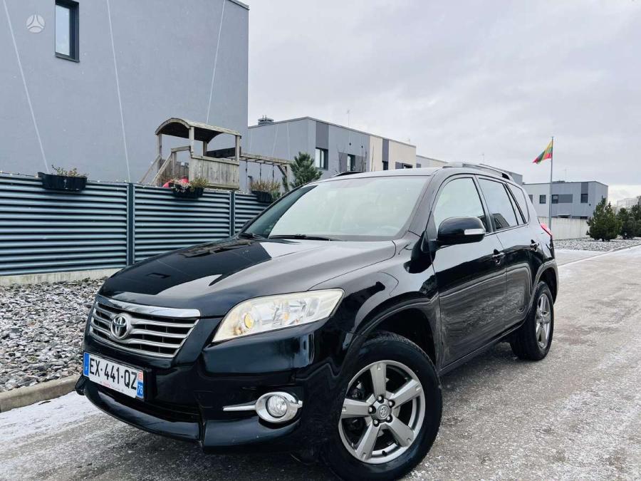 Melns Toyota RAV4 2013 Kauņa, ar dzinēja tilpumu 2.23 L un nobraukumu 262 tūkst. km par 8100 €, foto 1 vietnē AUTOMOTO.COM.LV