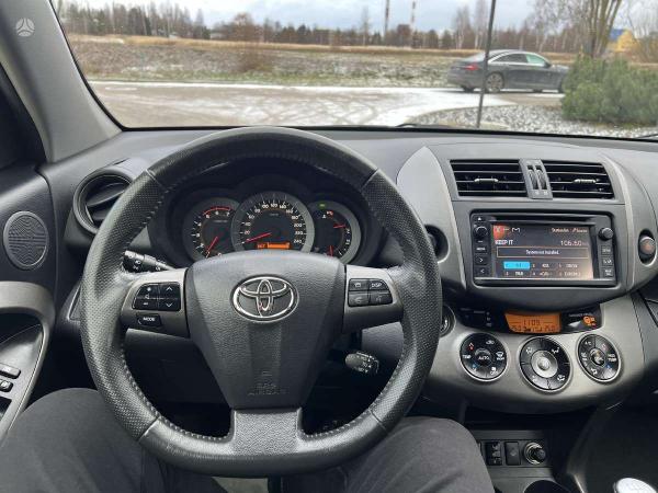 Black Toyota RAV4 2013 in Kaunas, with an engine capacity of 2.23 L and mileage of 262 thousand km for 8100 €, photo 3 on AUTOMOTO.COM.LV
