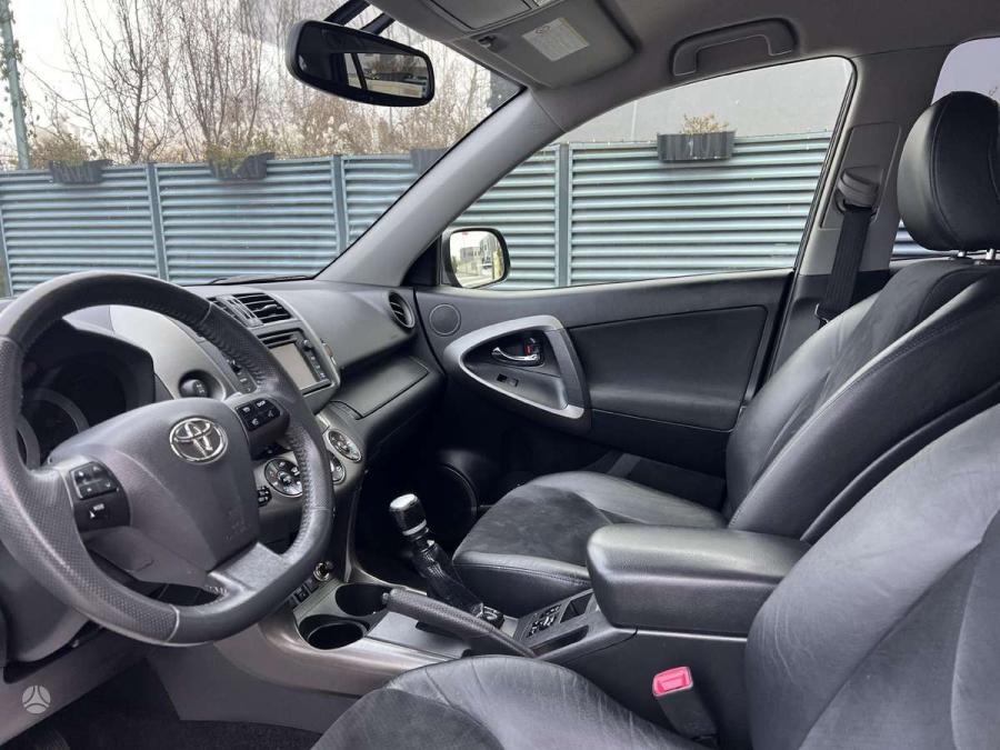 Melns Toyota RAV4 2013 Kauņa, ar dzinēja tilpumu 2.23 L un nobraukumu 262 tūkst. km par 8100 €, foto 18 vietnē AUTOMOTO.COM.LV