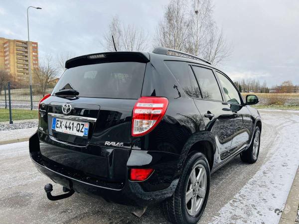 Melns Toyota RAV4 2013 Kauņa, ar dzinēja tilpumu 2.23 L un nobraukumu 262 tūkst. km par 7999 €, foto 4 vietnē AUTOMOTO.COM.LV