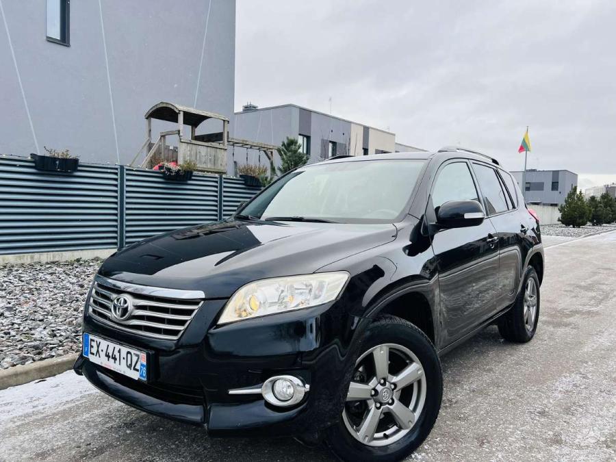 Melns Toyota RAV4 2013 Kauņa, ar dzinēja tilpumu 2.23 L un nobraukumu 263 tūkst. km par 7999 €, foto 1 vietnē AUTOMOTO.COM.LV