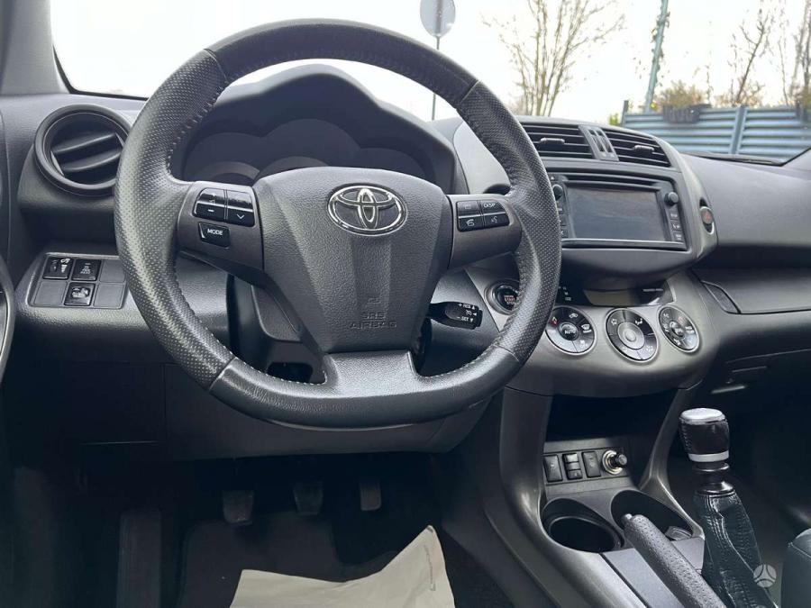 Melns Toyota RAV4 2013 Kauņa, ar dzinēja tilpumu 2.23 L un nobraukumu 263 tūkst. km par 7999 €, foto 26 vietnē AUTOMOTO.COM.LV