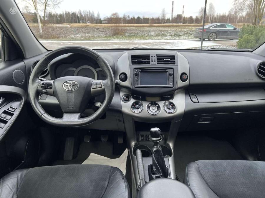 Melns Toyota RAV4 2013 Kauņa, ar dzinēja tilpumu 2.23 L un nobraukumu 263 tūkst. km par 7999 €, foto 28 vietnē AUTOMOTO.COM.LV