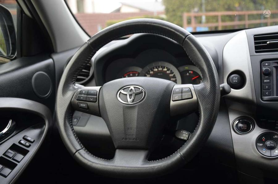 Melns Toyota RAV4 2013 Kauņa, ar dzinēja tilpumu 2.20 L un nobraukumu 215 tūkst. km par 7200 €, foto 2 vietnē AUTOMOTO.COM.LV
