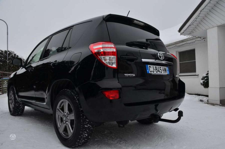 Melns Toyota RAV4 2013 Kauņa, ar dzinēja tilpumu 2.20 L un nobraukumu 215 tūkst. km par 7200 €, foto 4 vietnē AUTOMOTO.COM.LV