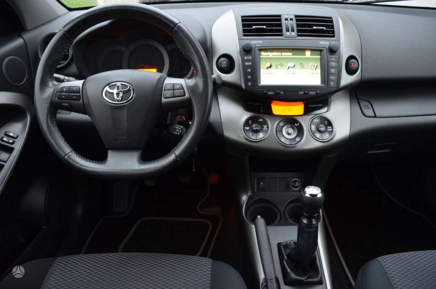 Melns Toyota RAV4 2013 Kauņa, ar dzinēja tilpumu 2.20 L un nobraukumu 215 tūkst. km par 7200 €, foto 24 vietnē AUTOMOTO.COM.LV