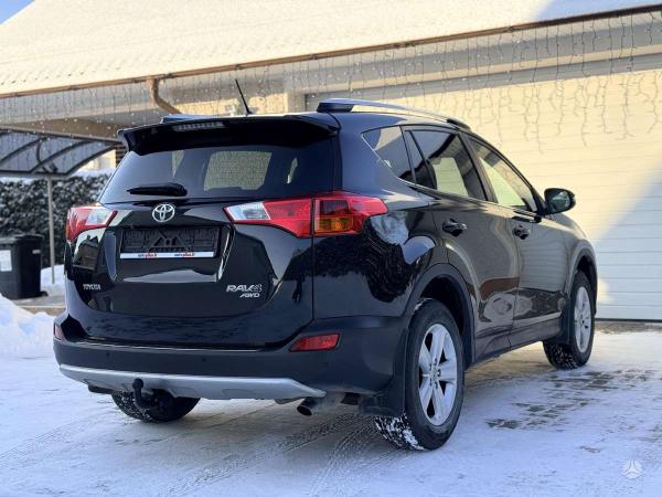 Black Toyota RAV4 2013 in Ukmerge, with an engine capacity of 2.23 L and mileage of 165 thousand km for 11950 €, photo 3 on AUTOMOTO.COM.LV
