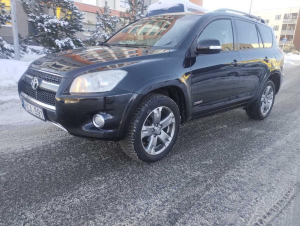 Melns Toyota RAV4 2013 Viļņa, ar dzinēja tilpumu 2.50 L un nobraukumu 110 tūkst. km par 7000 €, foto 2 vietnē AUTOMOTO.COM.LV