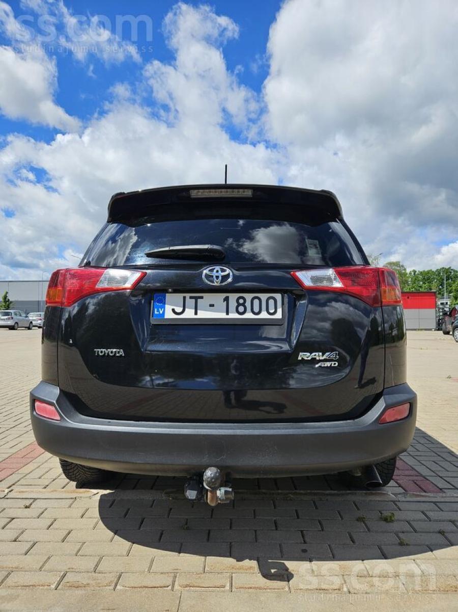 Black Toyota RAV4 2013 in Jelgava, with an engine capacity of 2.20 L and mileage of 241 thousand km for 8500 €, photo 5 on AUTOMOTO.COM.LV