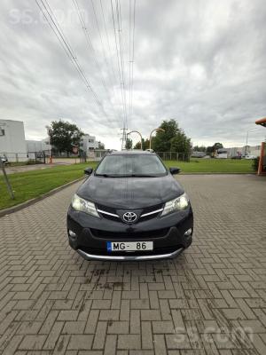 Black Toyota RAV4 2013 in Riga, with an engine capacity of 2.00 L and mileage of 197 thousand km for 10500 €, photo 3 on AUTOMOTO.COM.LV
