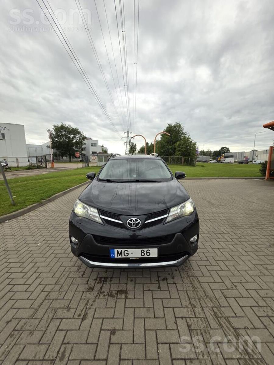 Black Toyota RAV4 2013 in Riga, with an engine capacity of 2.00 L and mileage of 197 thousand km for 10500 €, photo 3 on AUTOMOTO.COM.LV