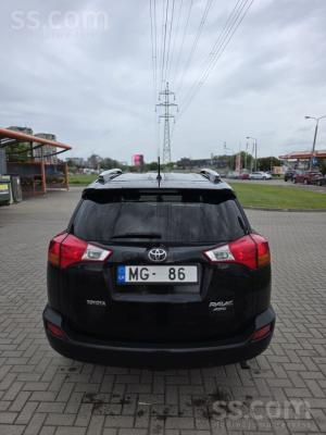 Black Toyota RAV4 2013 in Riga, with an engine capacity of 2.00 L and mileage of 197 thousand km for 10500 €, photo 4 on AUTOMOTO.COM.LV