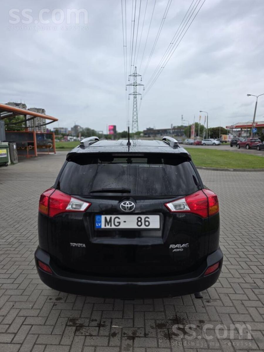 Black Toyota RAV4 2013 in Riga, with an engine capacity of 2.00 L and mileage of 197 thousand km for 10500 €, photo 4 on AUTOMOTO.COM.LV
