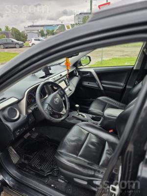 Black Toyota RAV4 2013 in Riga, with an engine capacity of 2.00 L and mileage of 197 thousand km for 10500 €, photo 5 on AUTOMOTO.COM.LV