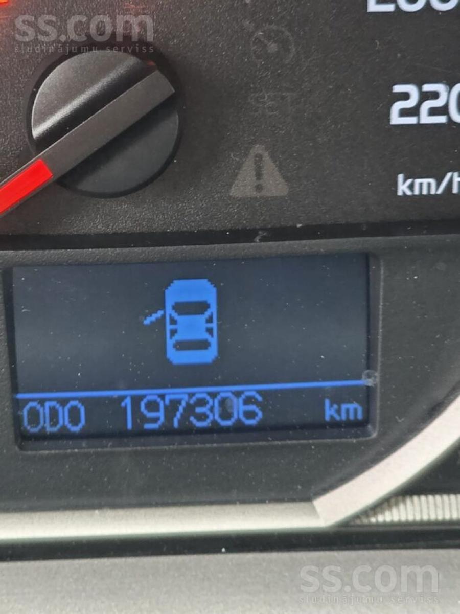 Black Toyota RAV4 2013 in Riga, with an engine capacity of 2.00 L and mileage of 197 thousand km for 10500 €, photo 6 on AUTOMOTO.COM.LV