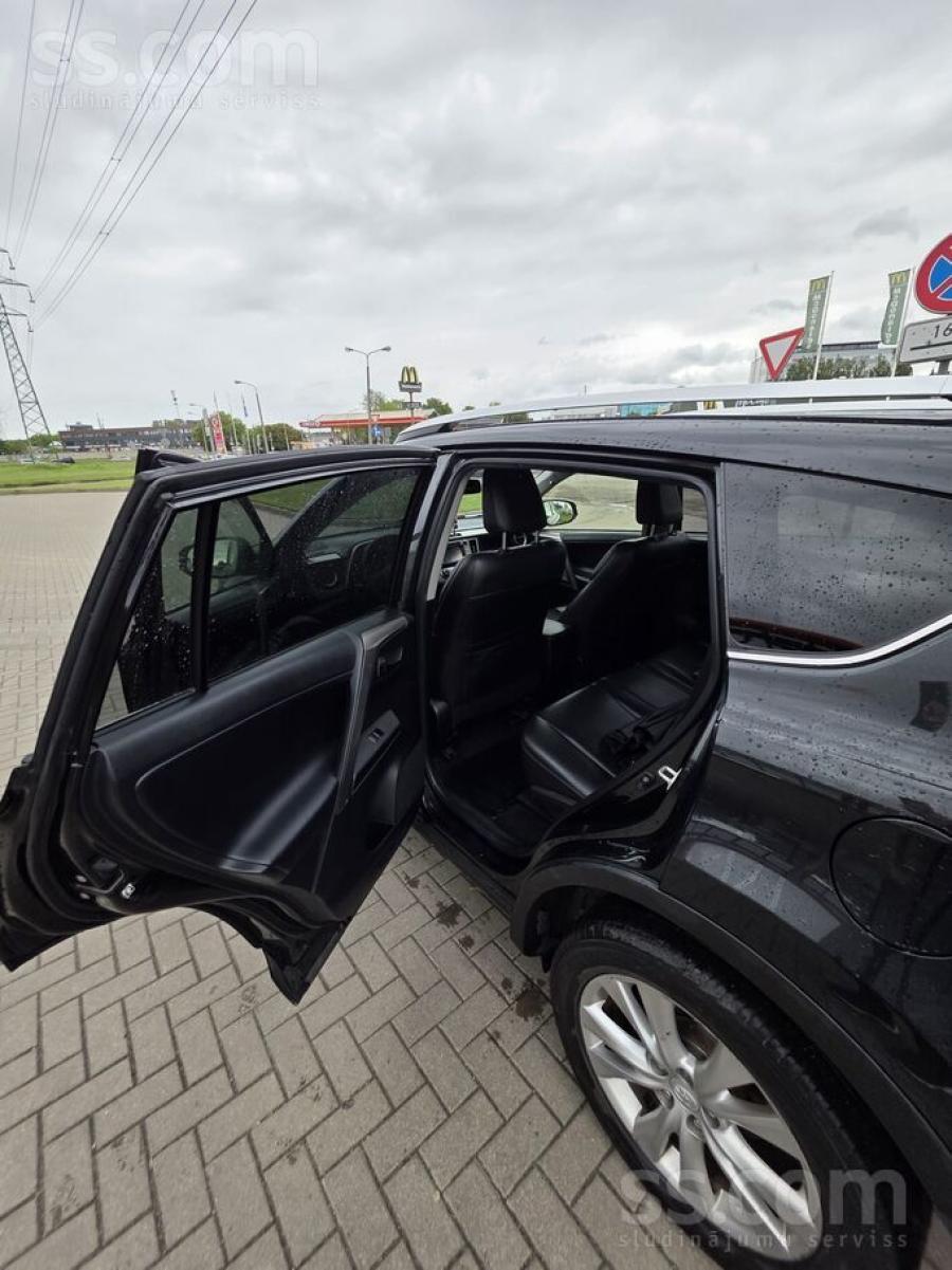 Black Toyota RAV4 2013 in Riga, with an engine capacity of 2.00 L and mileage of 197 thousand km for 10500 €, photo 8 on AUTOMOTO.COM.LV