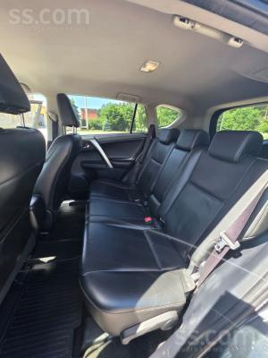 Black Toyota RAV4 2013 in Riga, with an engine capacity of 2.00 L and mileage of 197 thousand km for 10500 €, photo 11 on AUTOMOTO.COM.LV