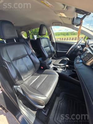 Black Toyota RAV4 2013 in Riga, with an engine capacity of 2.00 L and mileage of 197 thousand km for 10500 €, photo 12 on AUTOMOTO.COM.LV