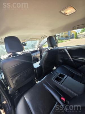 Black Toyota RAV4 2013 in Riga, with an engine capacity of 2.00 L and mileage of 197 thousand km for 10500 €, photo 13 on AUTOMOTO.COM.LV