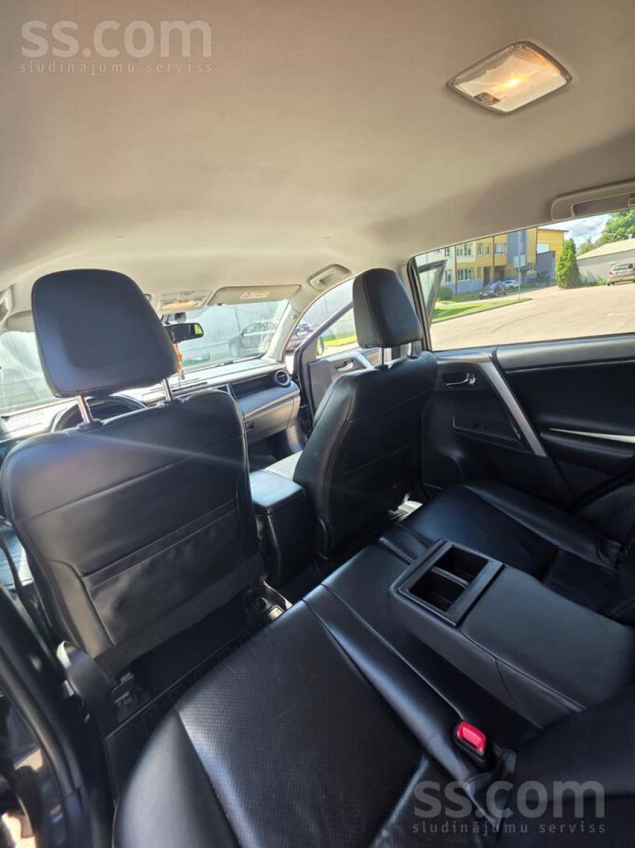 Black Toyota RAV4 2013 in Riga, with an engine capacity of 2.00 L and mileage of 197 thousand km for 10500 €, photo 13 on AUTOMOTO.COM.LV