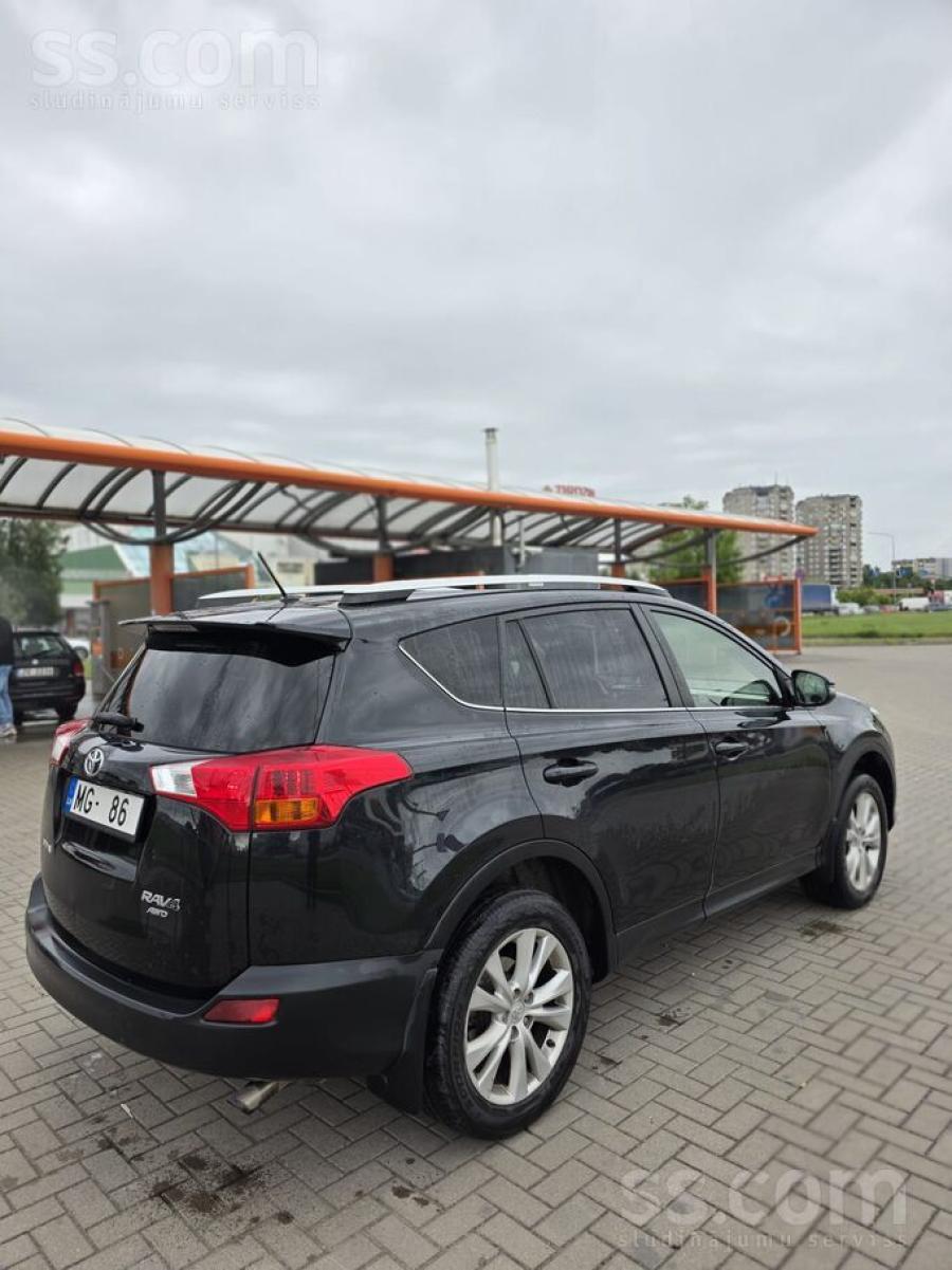Black Toyota RAV4 2013 in Riga, with an engine capacity of 2.00 L and mileage of 197 thousand km for 10500 €, photo 17 on AUTOMOTO.COM.LV