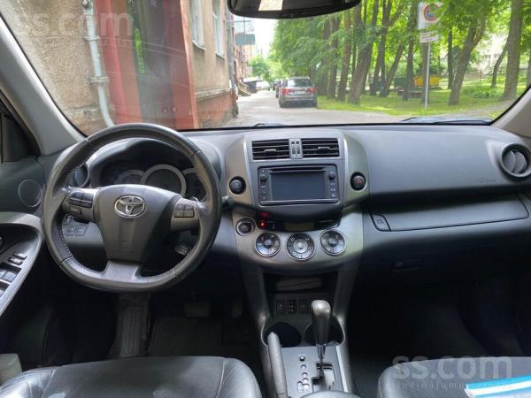 Black Toyota RAV4 2013 in Riga, with an engine capacity of 2.00 L and mileage of 58 thousand km for 14900 €, photo 6 on AUTOMOTO.COM.LV