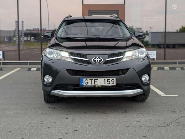 Black Toyota RAV4 2013 in Vilnius, with an engine capacity of 2.23 L and mileage of 245 thousand km for 11000 €, photo 3 on AUTOMOTO.COM.LV