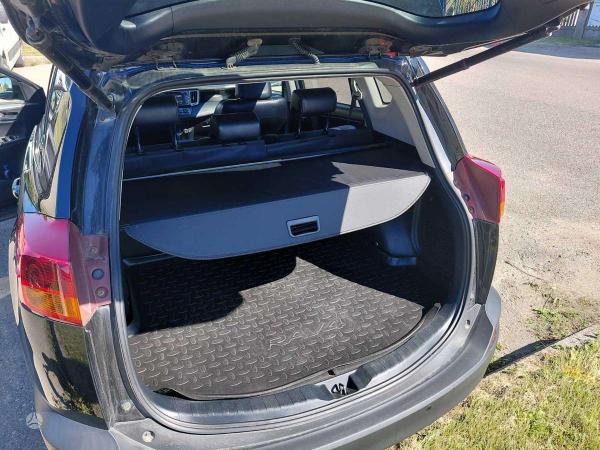 Black Toyota RAV4 2013 in Panevezys, with an engine capacity of 2.23 L and mileage of 253 thousand km for 10400 €, photo 8 on AUTOMOTO.COM.LV